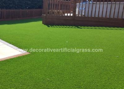 China UV Bestand Kunstmatig Luxe Synthetisch Decoratief Grasgazon met dik Steun Te koop