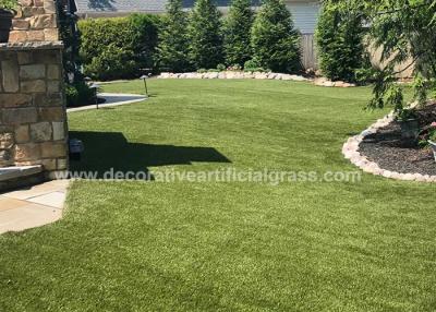 China UV Bestand Kunstmatig Luxe Synthetisch Decoratief Grasgazon met dik Steun Te koop