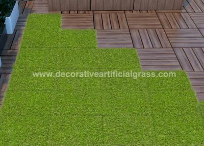 Cina L'erba sintetica di collegamento del tappeto erboso artificiale dell'erba piastrella 30*30cm 40*40cm 50*50cm in vendita