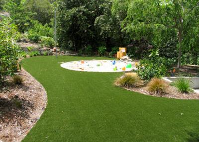 Cina Prato inglese falso decorativo verde realistico dell'erba per il parco ed abbellire in vendita