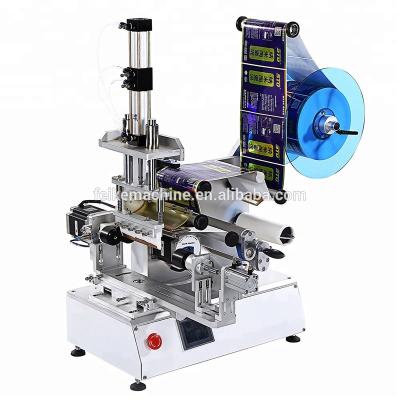Cina CLOTHING FK616 Manual Desktop Square Bottle Labeling Machine Rotary Label Applicator for Tapered Bottles Plastic Bottle Labeler for Sale in vendita