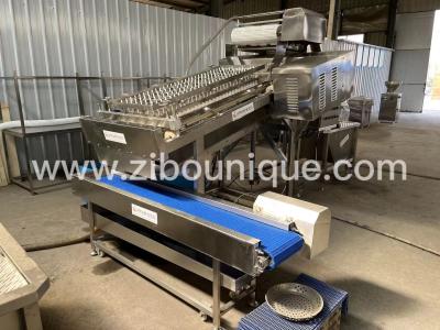 China Máquina de descascar camarão de 300 kg/h Máquina de limpeza de solução de descascar camarão à venda