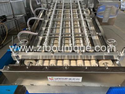 China Máquina de descascar camarão de 300 kg/h Máquina de limpeza de solução de descascar camarão à venda