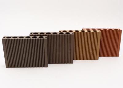 China Diseño moderno de la instalación fácil del Decking 18m m del jardín WPC del suelo del marco de la piel en venta