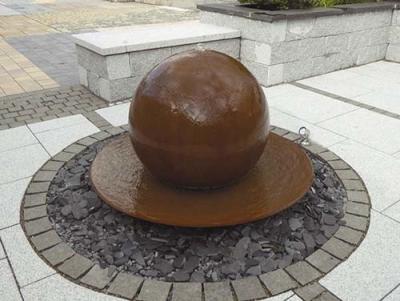 Cina Cascata a forma di palla all'aperto di Rusty Corten Steel Garden Fountain in vendita