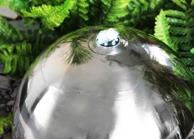 Cina il giardino del metallo di 70cm orna la caratteristica dell'acqua della sfera di acciaio inossidabile con le luci del LED in vendita