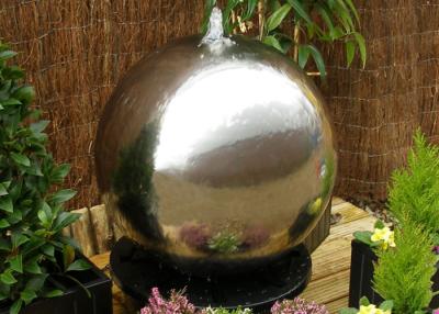 Cina il giardino del metallo di 70cm orna la caratteristica dell'acqua della sfera di acciaio inossidabile con le luci del LED in vendita