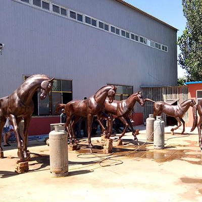 Cina Mano che scolpisce la decorazione all'aperto realistica del giardino della scultura bronzea del cavallo in vendita