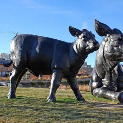Cina Statue all'aperto del paesaggio della scultura bronzea viva del toro di altezza 180cm in vendita