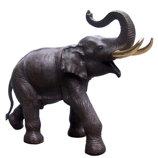Metallo antico del grande giardino all'aperto che fonde la scultura bronzea dell'elefante