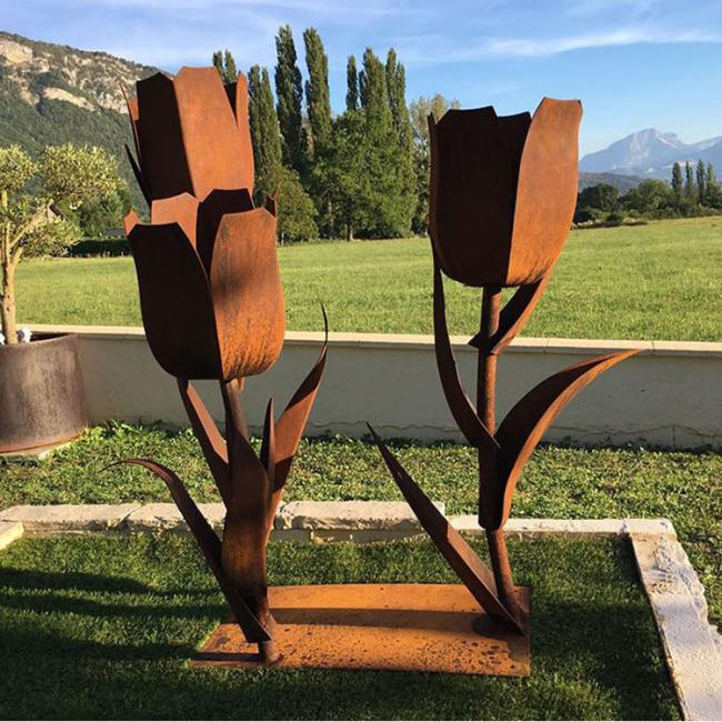 Il fiore ha modellato la bella scultura d'acciaio del giardino di Corten per il cortile all'aperto