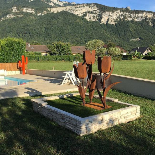 Il fiore ha modellato la bella scultura d'acciaio del giardino di Corten per il cortile all'aperto