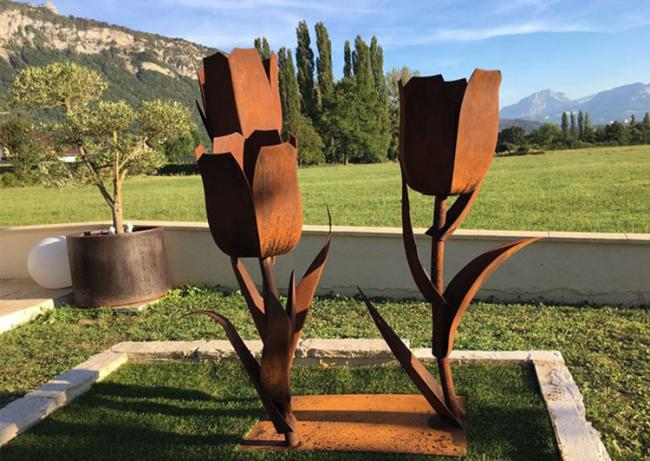 Il fiore ha modellato la bella scultura d'acciaio del giardino di Corten per il cortile all'aperto