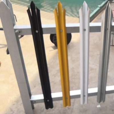 中国 4*4熱い浸された粉を囲う3mmの金網の金属の柵は電流を通されて塗った 販売のため