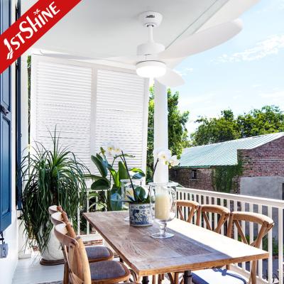 Cina Un ventilatore da soffitto bianco di 3 lame di plastica LED, ventilatore da soffitto impermeabile con il motore leggero di CC in vendita