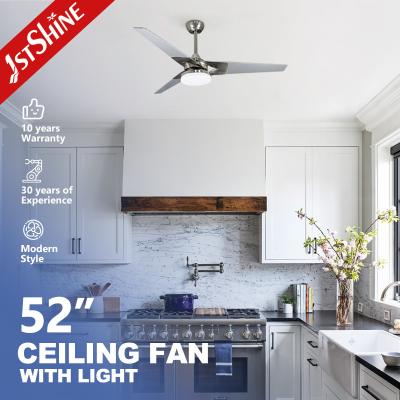 China 52 polegadas 3 lâminas refrigeração de ar LED ventilador de teto luz com controle remoto e lâminas de MDF à venda