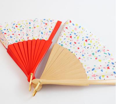 中国 ドローストリングのオーガンザ袋が付いている木の折る生地手持ち型ファンの技術 販売のため