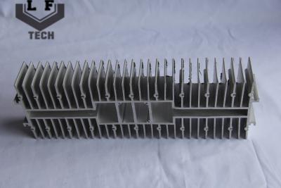 中国 二重層はカスタマイズされたAL6063 T5のひれアルミニウムIndurstrialのための脱熱器によって突き出ました 販売のため