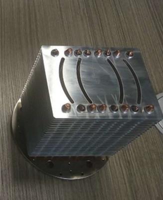 中国 高精度の銅の管脱熱器LEDおよびCPUのためのアルミニウムによって積み重ねられるひれ脱熱器 販売のため