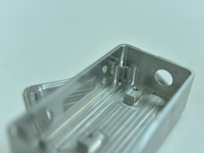 Cina CNC che lavora i pezzi meccanici a macchina di alluminio di tolleranza di 0.02mm in vendita