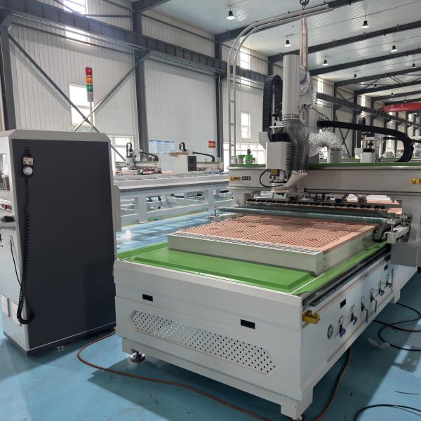 Quality Auto Change CNC Router Woodworking Machine With Press Roller For Cabinet & Door for sale