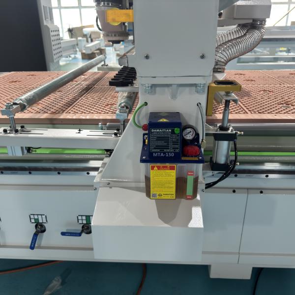 Quality Auto Change CNC Router Woodworking Machine With Press Roller For Cabinet & Door for sale