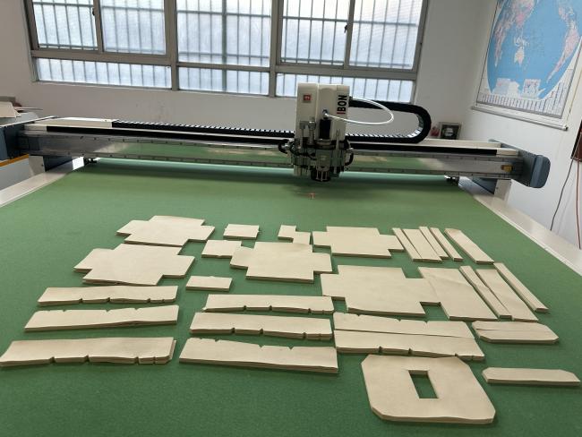 Machine cutting various fabric layers