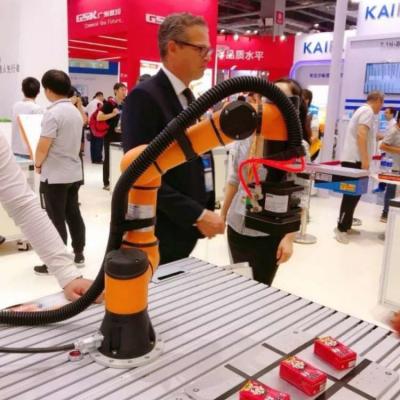 中国 Cobotとして生産ラインのロックねじのための6つの軸線のロボティック腕を搭載するAUBO i5の共同のロボット 販売のため