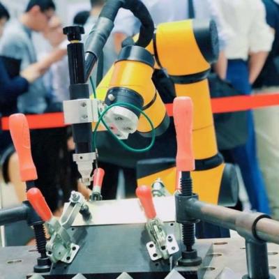 中国 Cobotとして生産ラインのロックねじのための6つの軸線のロボティック腕を搭載するAUBO i5の共同のロボット 販売のため