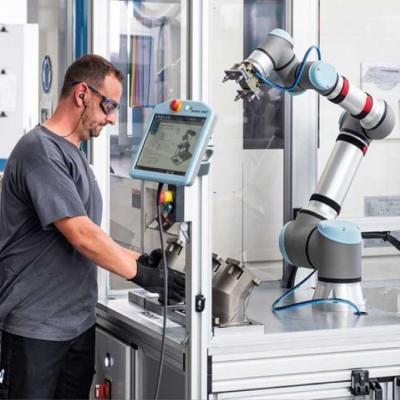 Cina Robot di collaborazione UR16e utilizzato per la vite di chiusura con un braccio robot industriale di 6 assi come Cobot in vendita