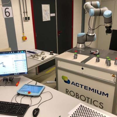 China Robô Palletizing com linha central do braço 6 do robô do alcance 1300mm da carga útil 10kg de UR10e para a linha de embalagem à venda