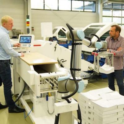 China Robô Palletizing com linha central do braço 6 do robô do alcance 1300mm da carga útil 10kg de UR10e para a linha de embalagem à venda
