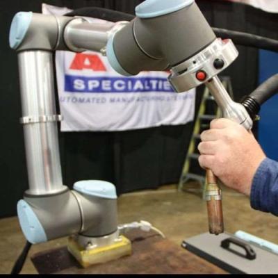 Cina Incollatura del robot di UR5e Cobot con un braccio robot di 6 assi per l'incollatura automatica come robot di collaborazione in vendita