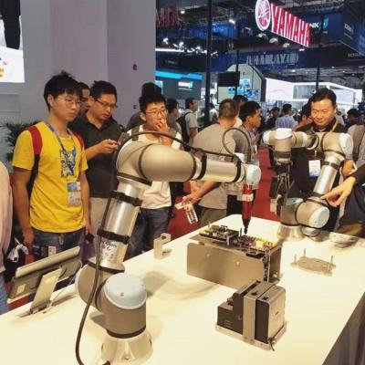 Cina Lightweight Cobot Robot UR 5e With 5KG Payload Manipulator As Robot Collaborative For Pick And Place Machine in vendita