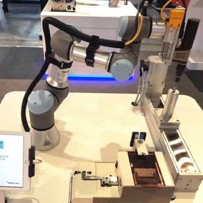 中国 Universal Robot UR 3e With 3KG Payload 6 Axis Industrial Robot Arm As Cobot For Engine Assembly 販売のため