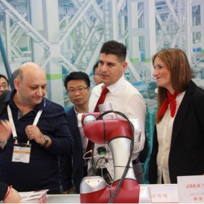 Cina 6 Axis Robotic Arm Of JAKA Zu 7s Cobot As Collaborative Universal Robot Used For Locking Screw in vendita