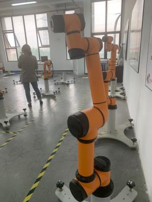 Cina Industrial robot 5Kg payload 6 axis handling robot Aubo i5 collaborative robot arm in vendita