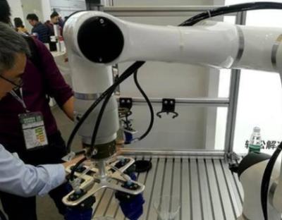 中国 6 Axis Robot Arm Of HAN's Mig Welding Robot  Clamping Jaw And Cobot Robot 販売のため