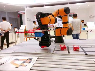中国 collaborative robot AUBO i10 with 10kg playload and Maximum reach 1513 mm of industrial robot welding arm as cobot 販売のため