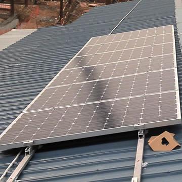 中国 投げられた屋上の太陽系のキットの金属の屋根の太陽土台システム容易な取付け 販売のため