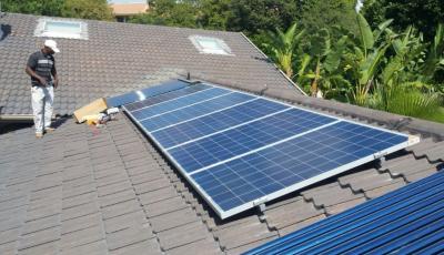 China Kort PV van de het Systeemsteun van de Spoormodule Zonnecomité Metaaldak het Opzetten Systemen Geanodiseerd Aluminiummateriaal Te koop