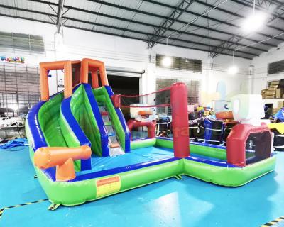 Cina I grandi bambini dello stagno fanno scorrere gli acquascivoli gonfiabili all'aperto dei buttafuori in vendita
