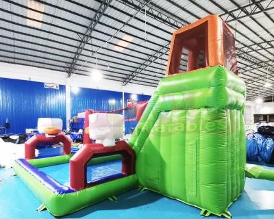Cina I grandi bambini dello stagno fanno scorrere gli acquascivoli gonfiabili all'aperto dei buttafuori in vendita