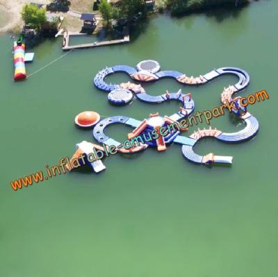 Cina parco di divertimenti gonfiabile curvato della tela cerata del PVC di 0.9mm per gli sport acquatici in vendita