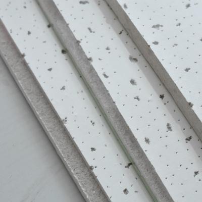 Cina 600x600/600x1200mm Piastrelle di soffitto in lana minerale con buco a perno a bordo regolare Spessore 14 mm in vendita