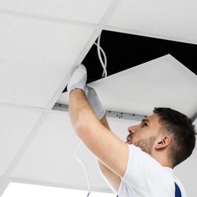 China Optische sterren plafondontwerp 60x60 Houten mineraalvezel plafondtegel met aangepaste grootte Te koop
