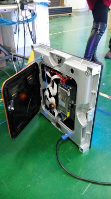Cina Il livello economizzatore d'energia P3.91 il chip nero principale dell'interno del Cree degli schermi SMD 3IN1 2121 di hertz di velocità di rinfrescamento in vendita