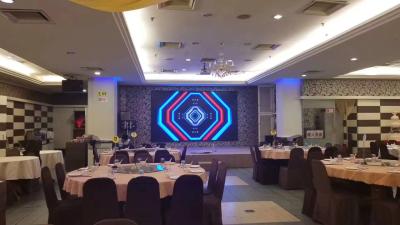 China Schwarzer Pixel-Neigungs-Synchronismus-Steuermodus SMD farbenreicher Innen-LED Schirm-4.8mm zu verkaufen