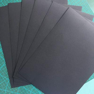 Cina La dimensione spessa riciclata 1092mm di 1.0mm ha laminato la carta patinata nera in vendita