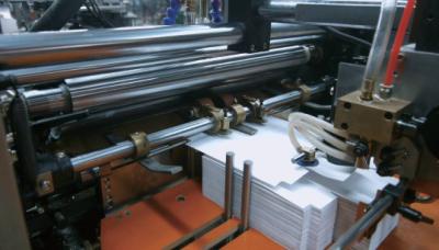 China 300g/M2 Rigid Box Making Machine 7mm Edge Folding Depth for sale